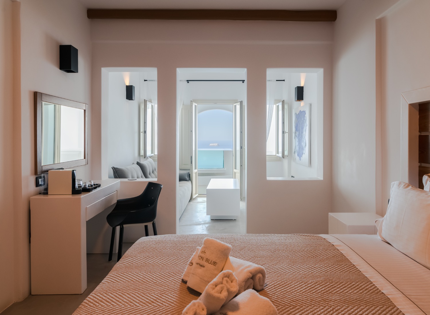 EXECUTIVE BLUE SUITE WITH HOT TUB AND CALDERA VIEW | Apeiron