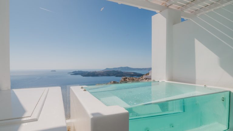 SUNSET CRYSTAL SUITE WITH HOT TUB AND CALDERA VIEW | Apeiron