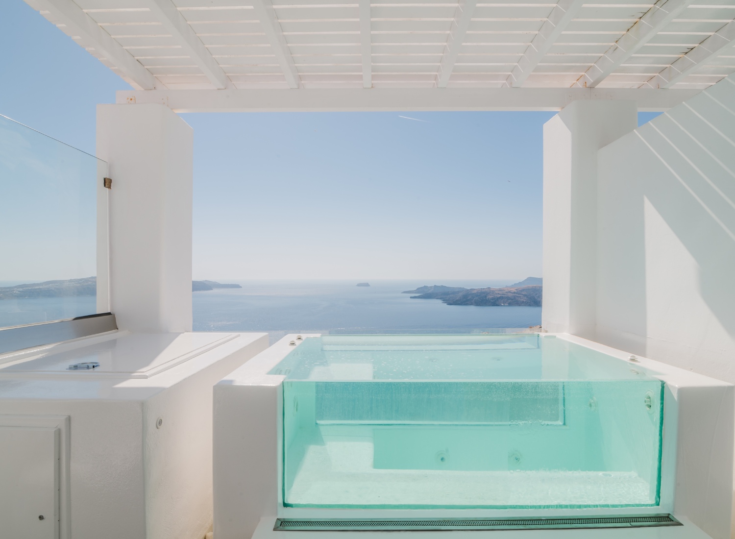 SUNSET CRYSTAL SUITE WITH HOT TUB AND CALDERA VIEW | Apeiron